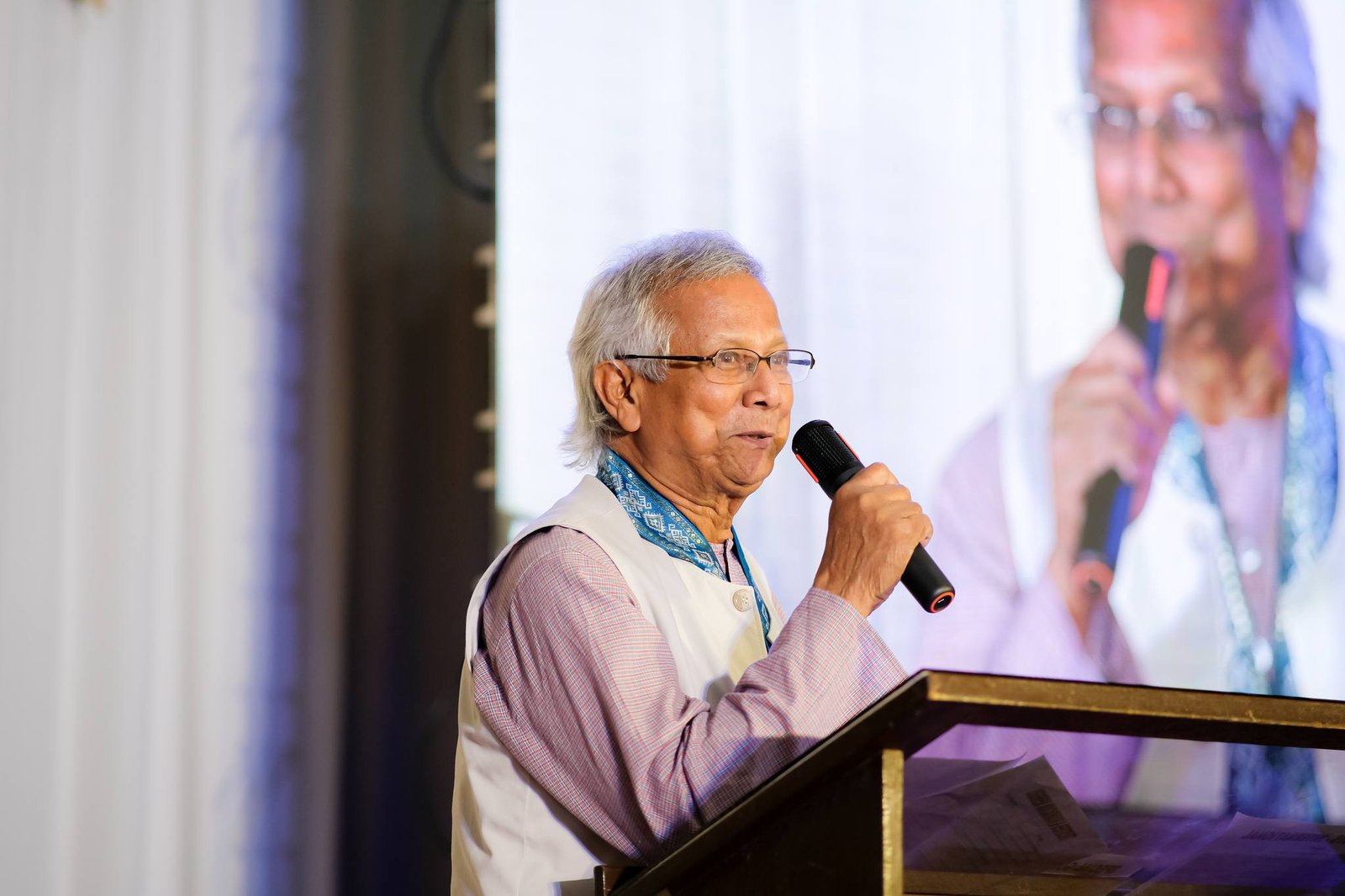 Prof. Muhammad Yunus felicitated in Manila on the occasion of his 40th ...